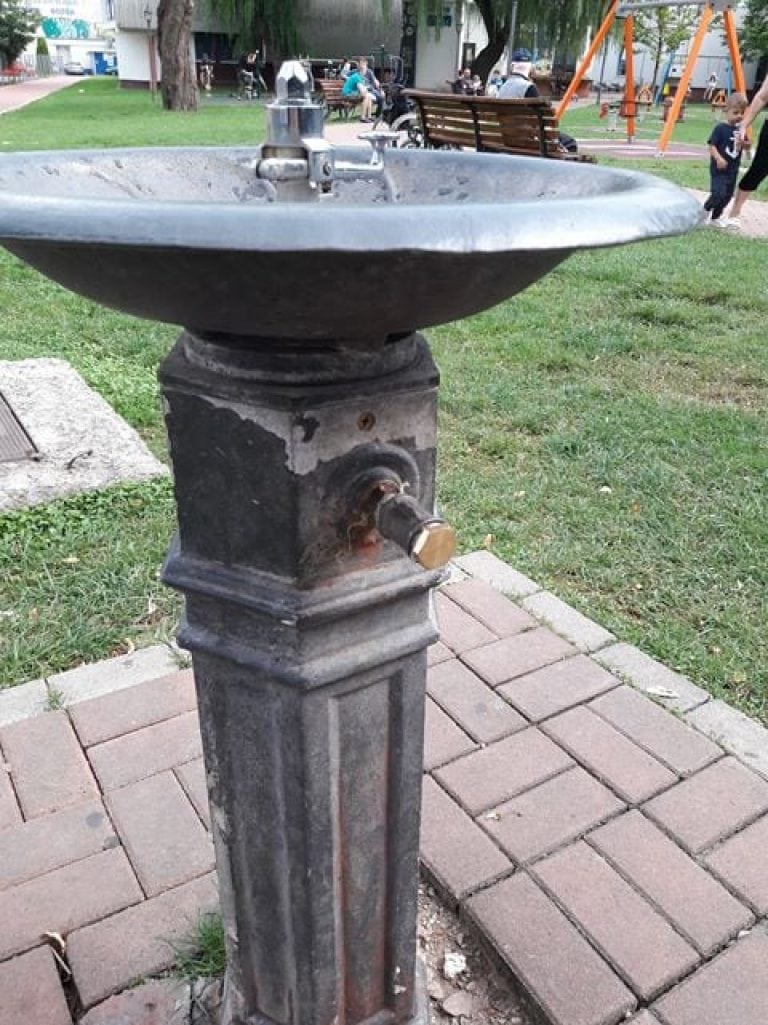 Ce aveți cu robineții?? Folosiți apa din Parc, dar lăsați-i acolo ...