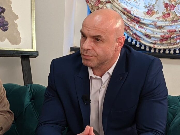 VIDEO – De la Academia de Arte, a ajuns director de producție și apoi ...