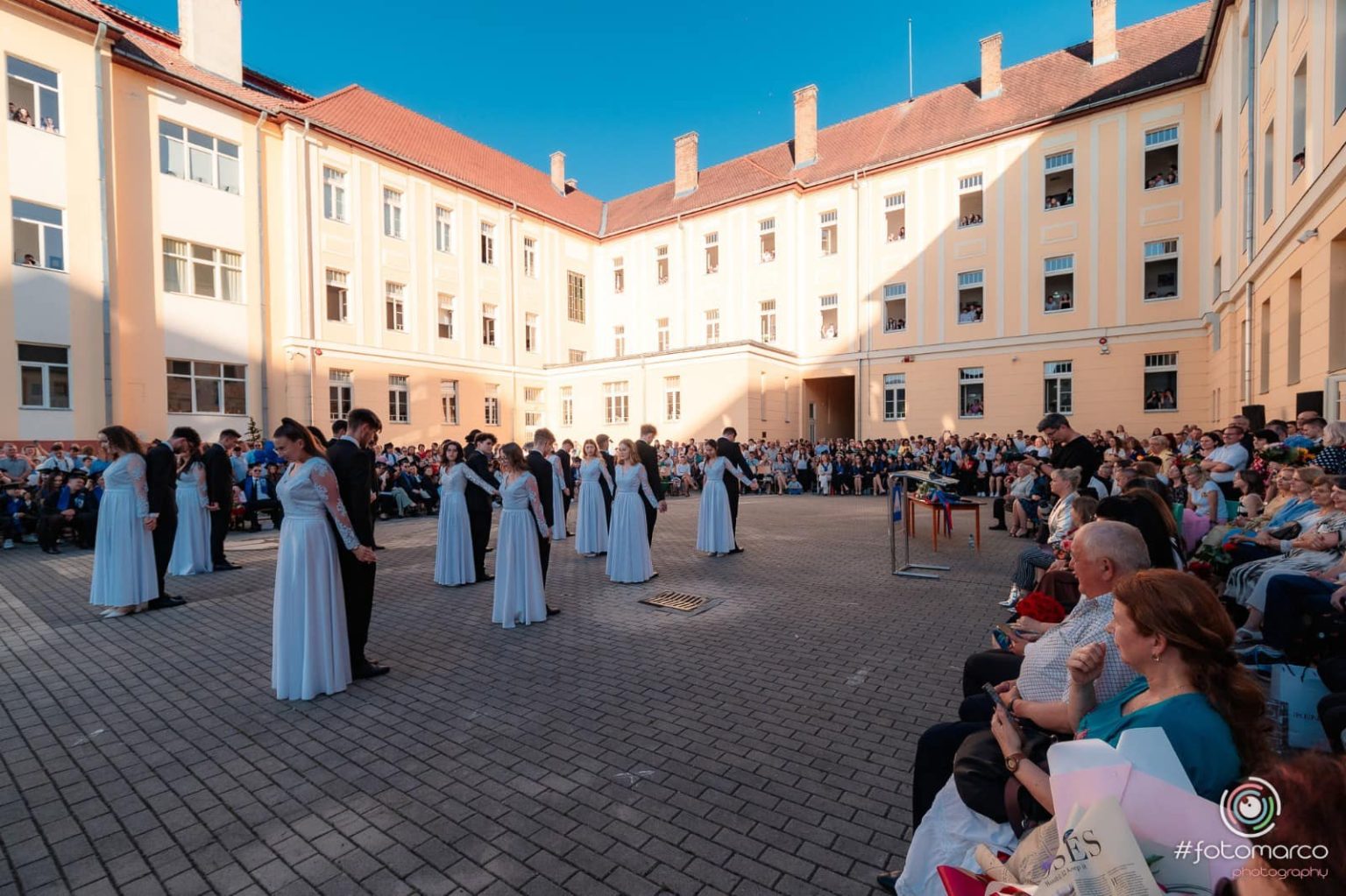 FOTO: Valsul, rochiile albe, trandafirii roșii și papionul, în prim ...