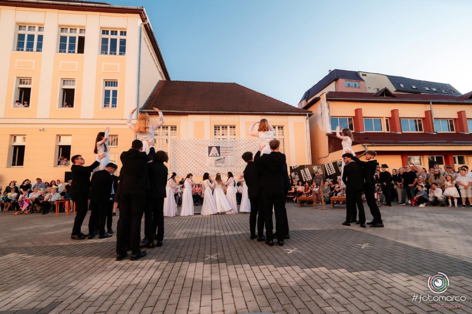 FOTO: Valsul, rochiile albe, trandafirii roșii și papionul, în prim ...