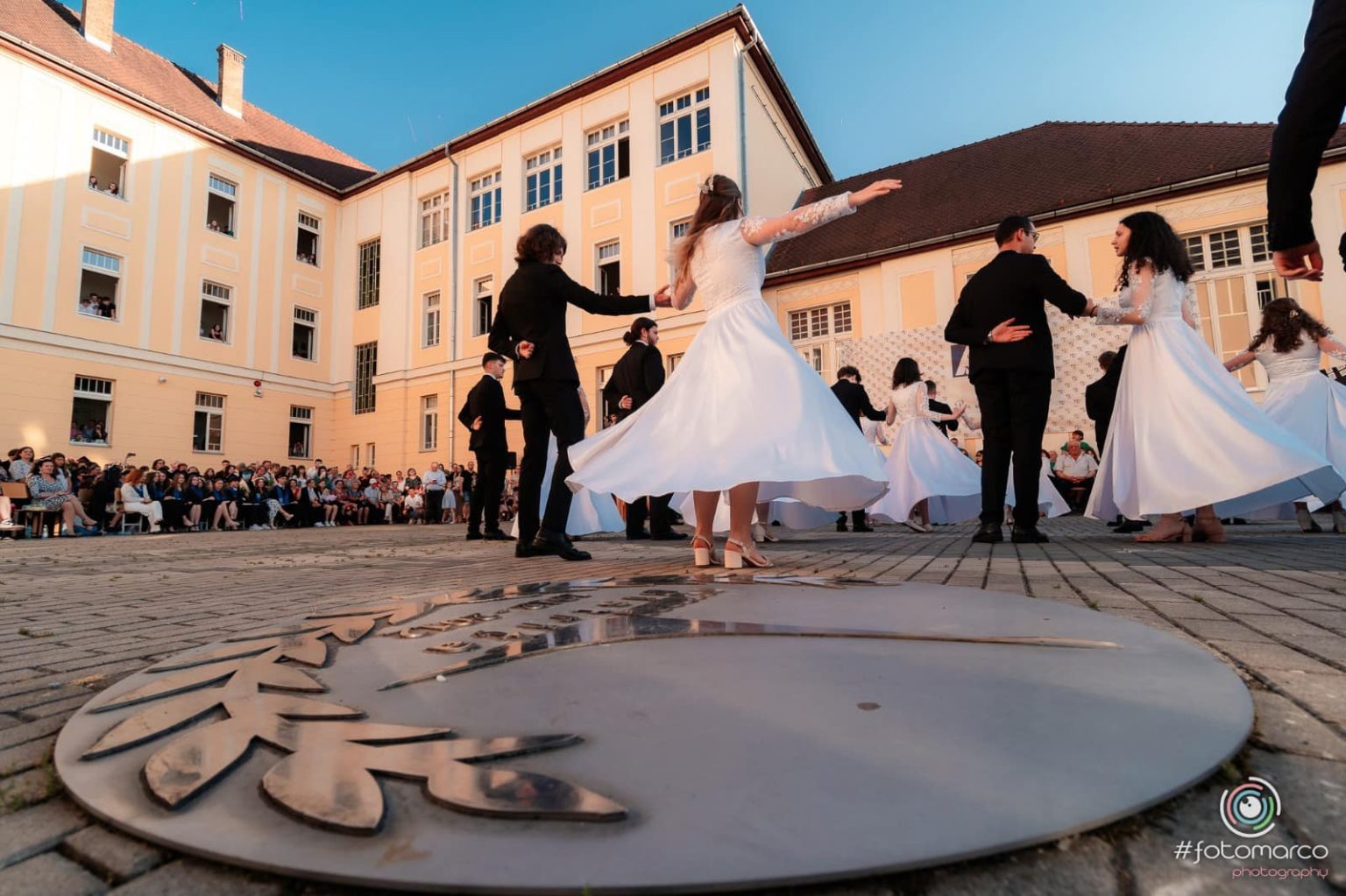 FOTO: Valsul, rochiile albe, trandafirii roșii și papionul, în prim ...