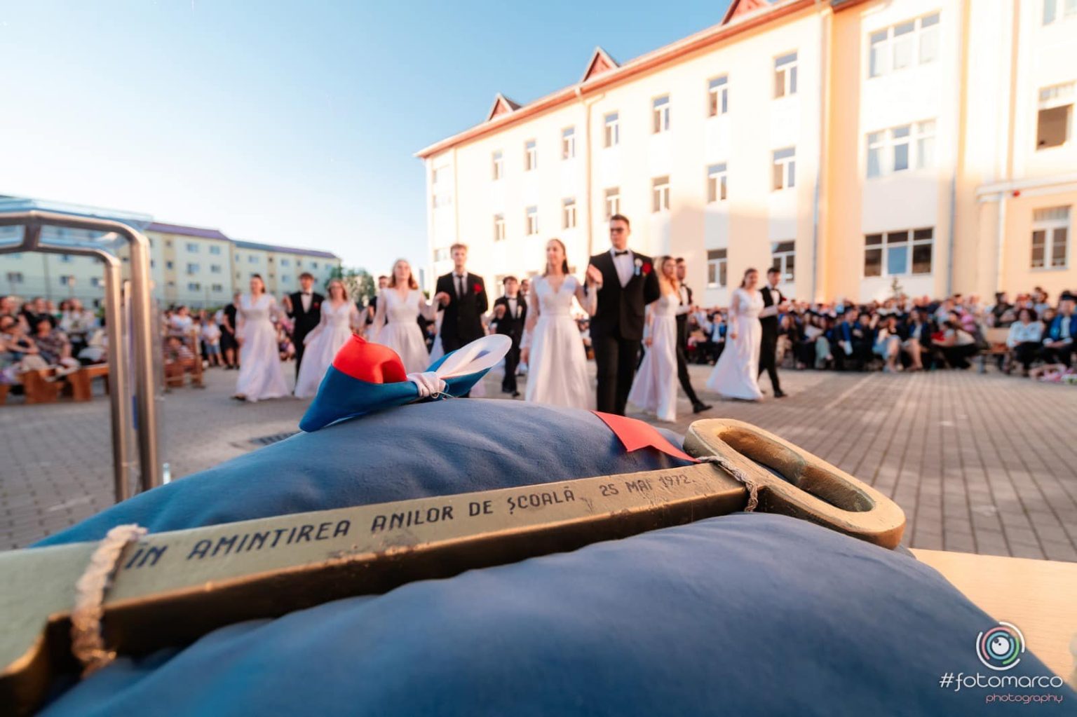 FOTO: Valsul, rochiile albe, trandafirii roșii și papionul, în prim ...