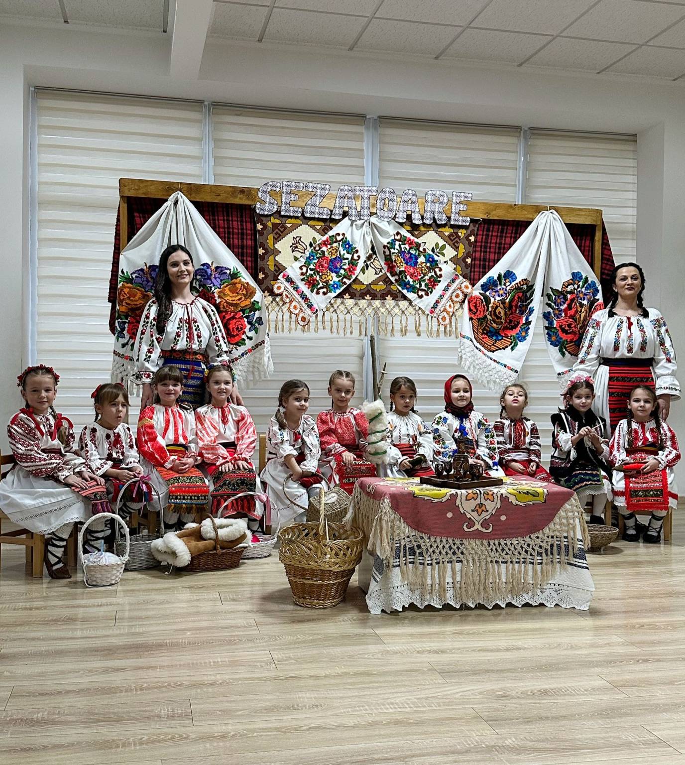 FOTO Șezătoare ca acum 100 de ani, pusă-n scenă de prichindeii de la ...