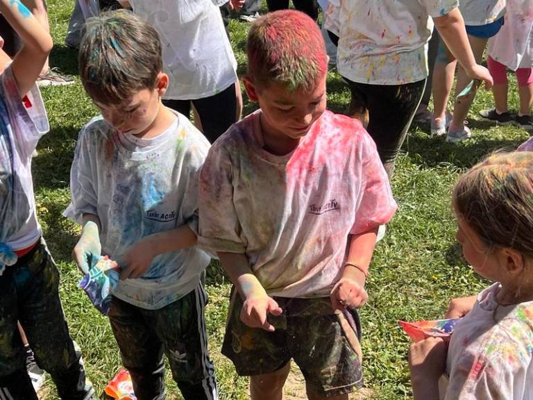 FOTO/VIDEO: Sute de bistrițeni, la grătare, mici și un inedit cros ...