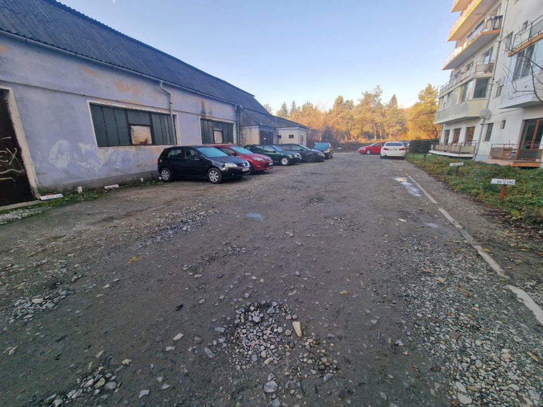 Supărare într-o zonă rezidențială privată: Parcarea pentru care li se ...